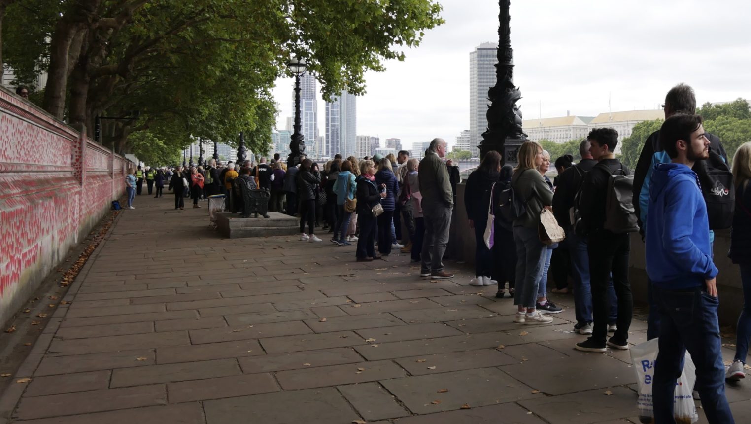 What it’s really like in the Queen queue: Making friends and sharing ...