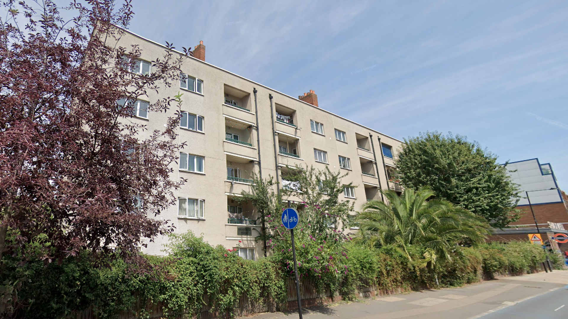 Overcrowded London: 16 people found living in tiny flat after fire ...