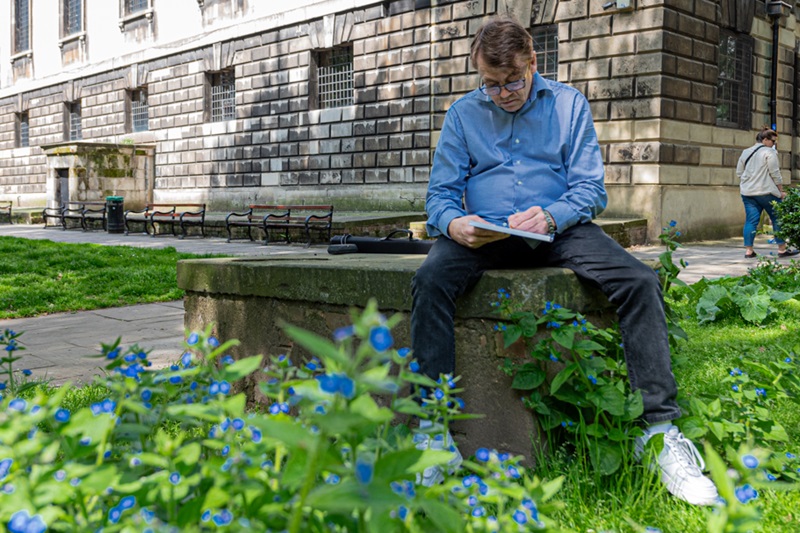 Homeless artist hosts own exhibition to help himself off the streets