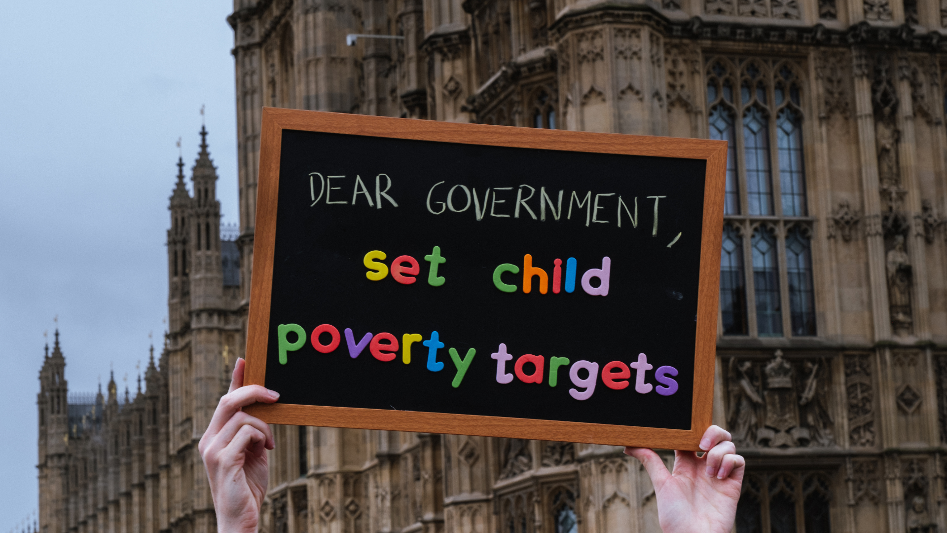Government must set ambitious targets to reduce child poverty